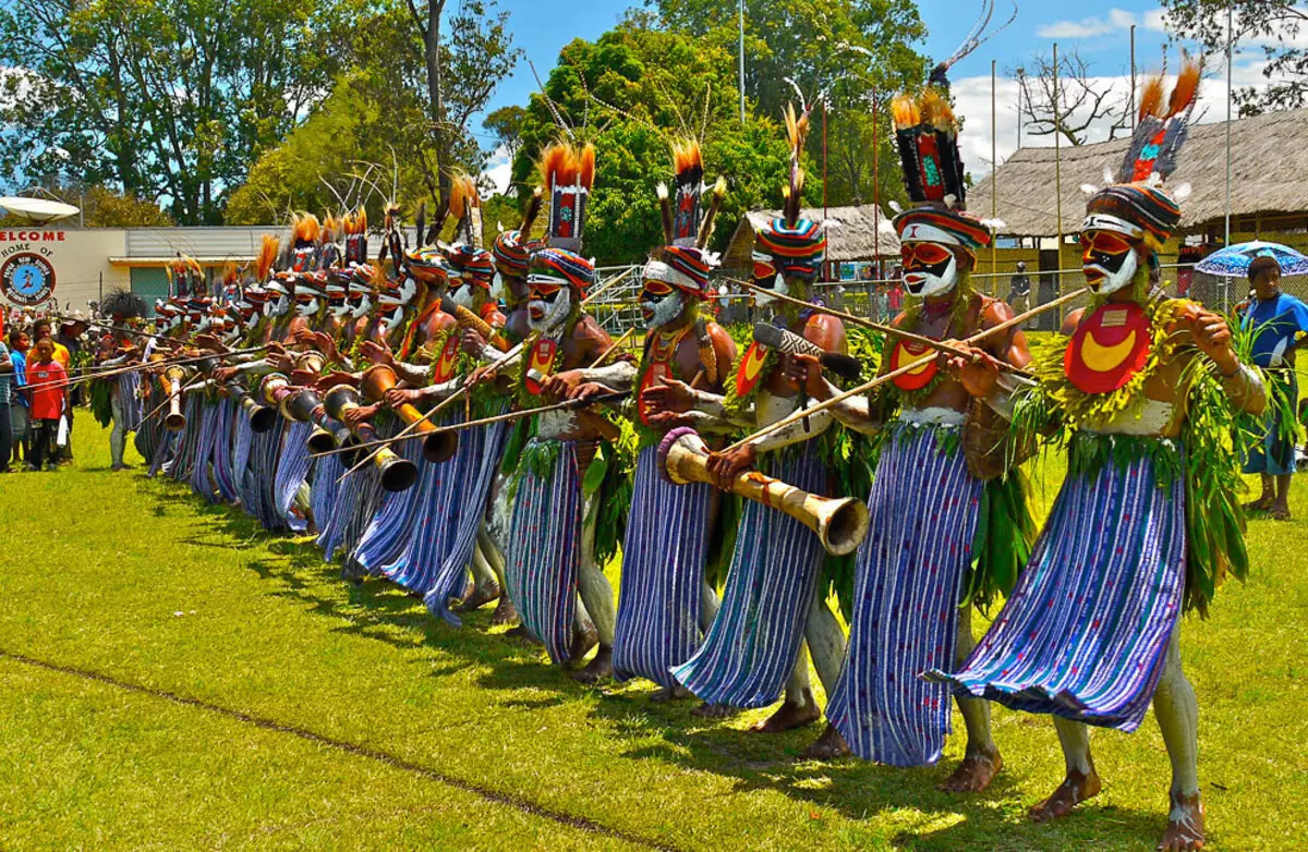 Papuanët me ngjyra nga Papua Guinea e Re