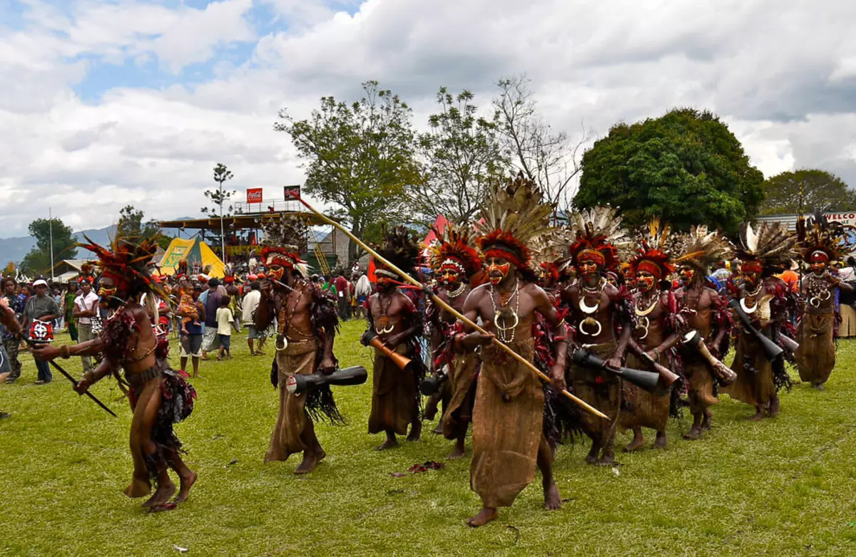 Papuanët me ngjyra nga Papua Guinea e Re