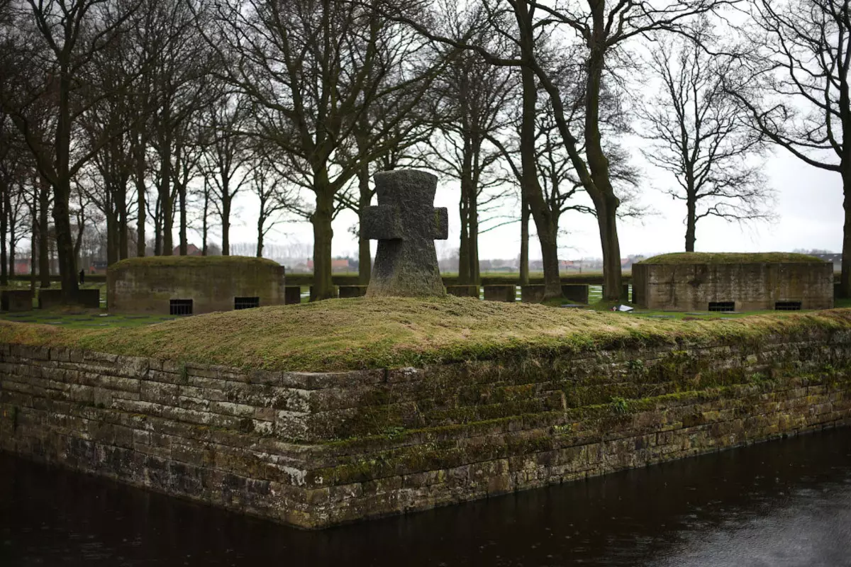 Oorspronklike geveg bunkers op die Duitse begraafplaas Langemeapeark in die Elekchapell, België