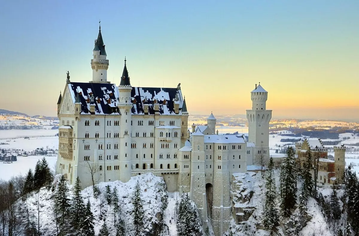 Neuschwanstein Tsev fuabtais hauv Bavaria