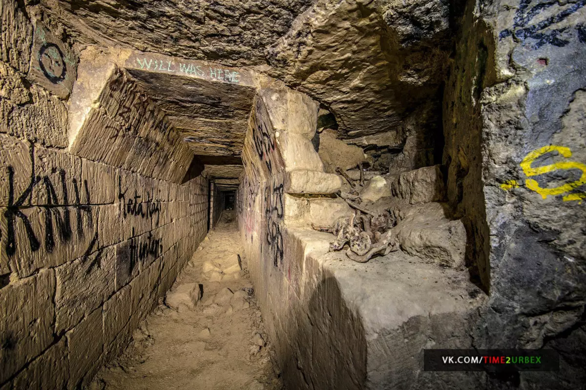 Vagando na catacombam de París 9816_16