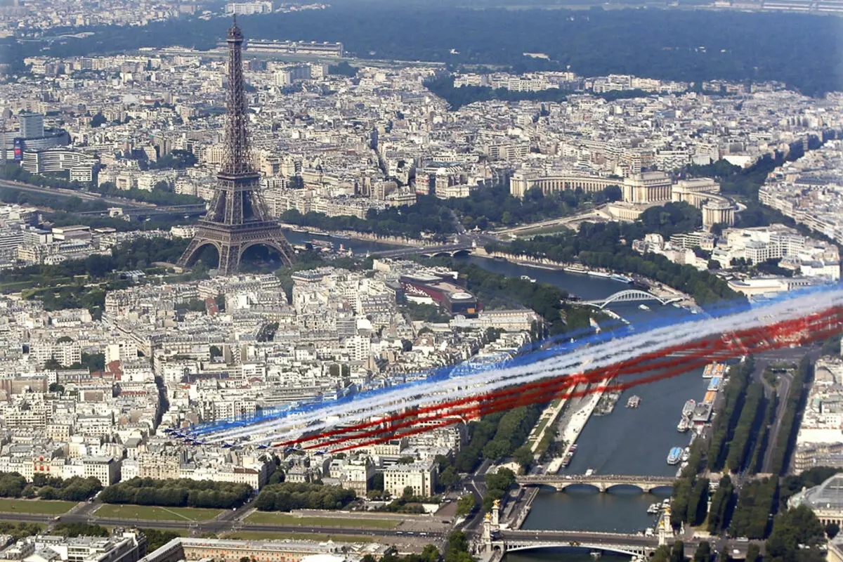 Sa kalangitan sa Paris, ang sikat na piloted Patrouille de France Group