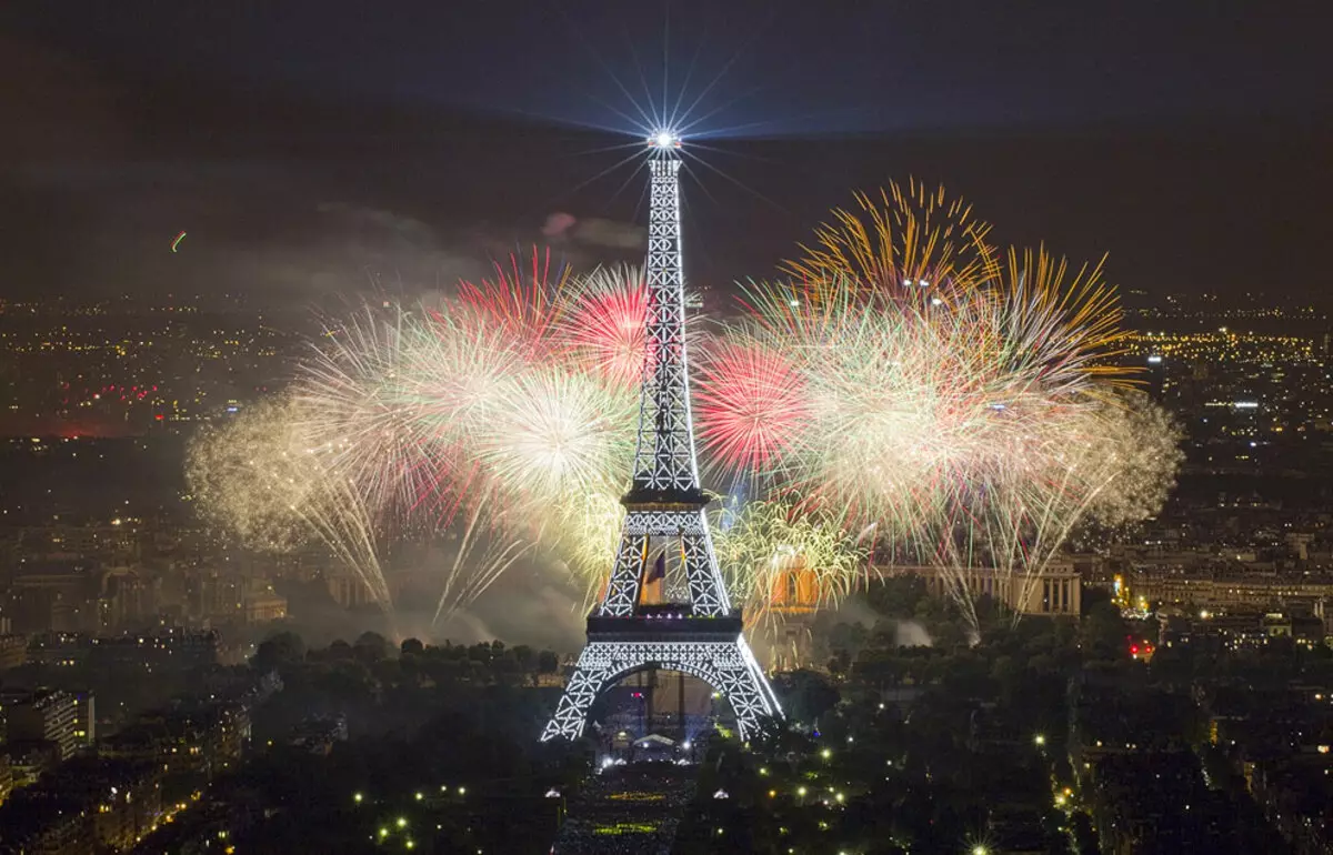 Eiffel Tower at mga paputok sa karangalan ng araw ng Bastille