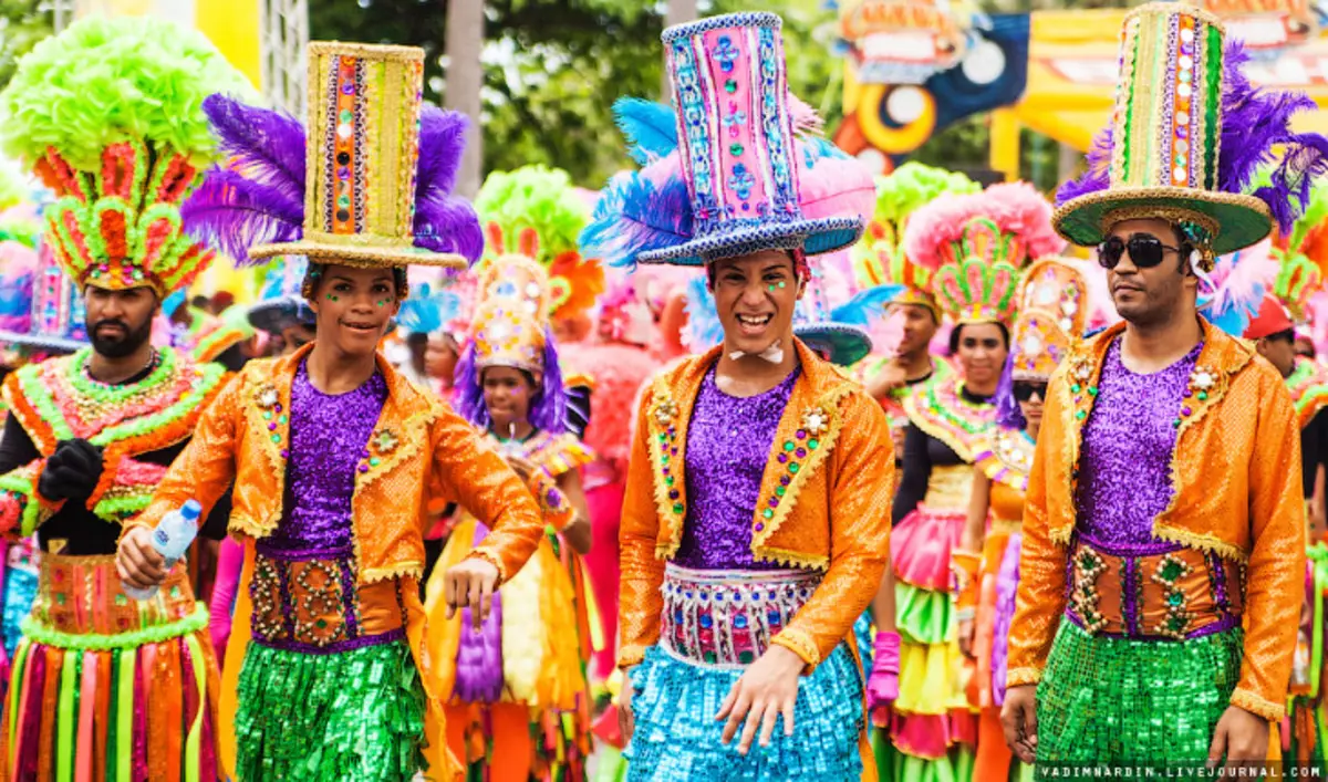 Toate culorile curcubeului pe carnaval în Republica Dominicană 9917_1