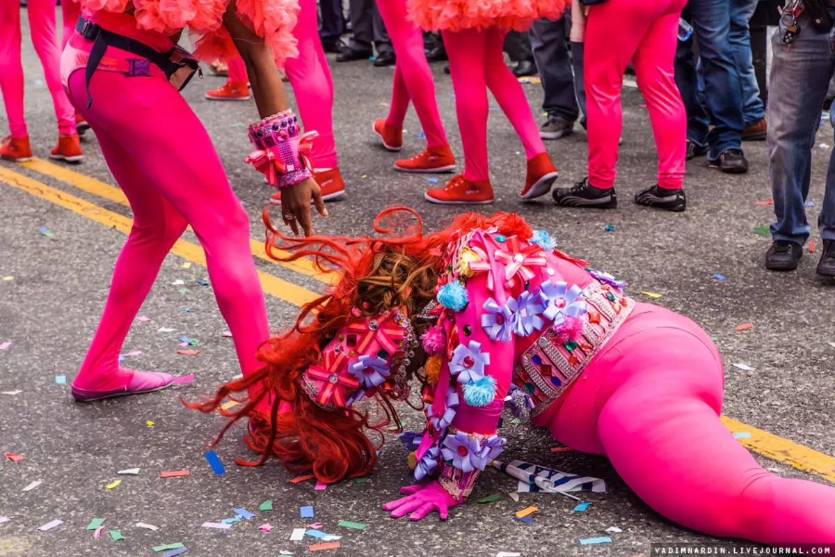 Toate culorile curcubeului pe carnaval în Republica Dominicană 9917_10