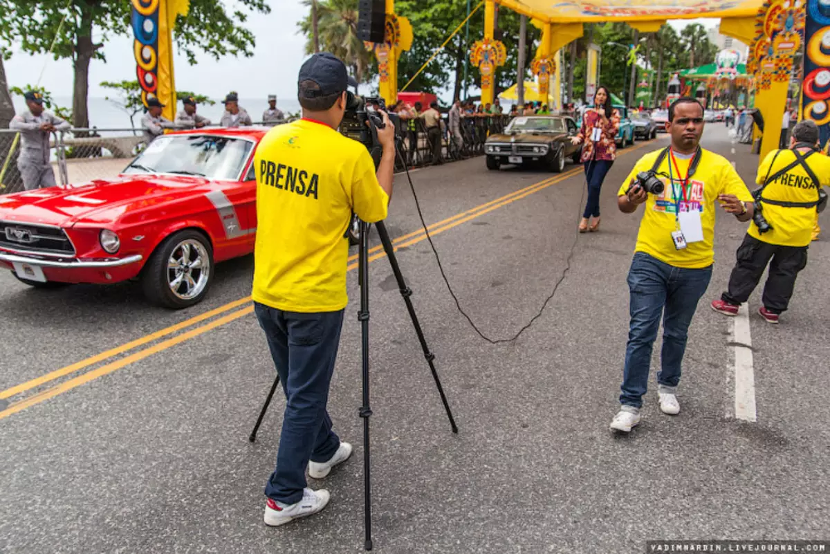 Toate culorile curcubeului pe carnaval în Republica Dominicană 9917_2