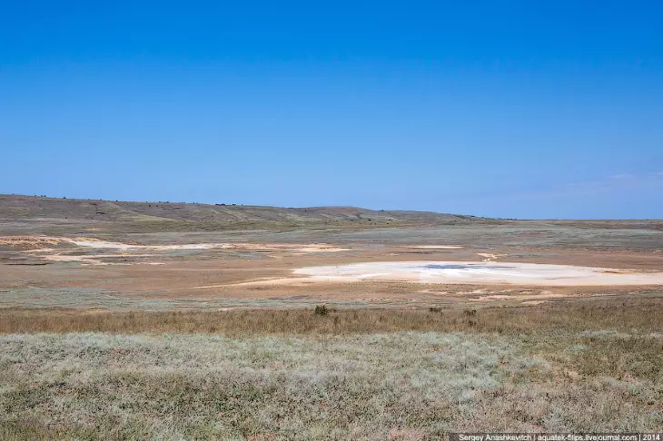 Floeibere dûnsjende manlju as moddervulkanen yn 'e krim 9934_2