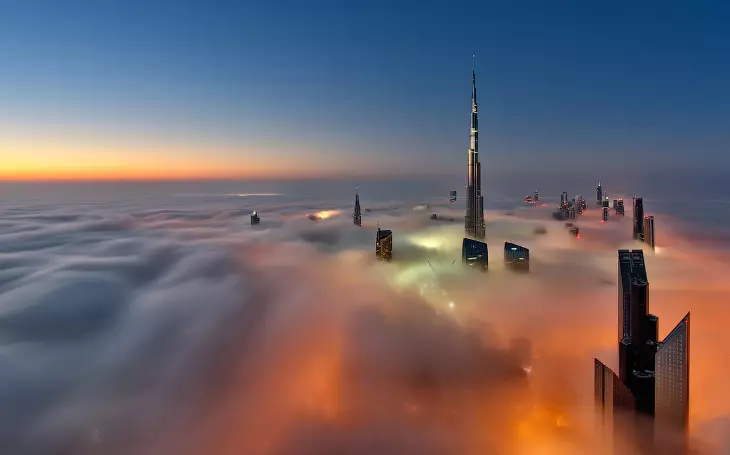 Cel mai înalt zgârie-nori din lume înotul în nori