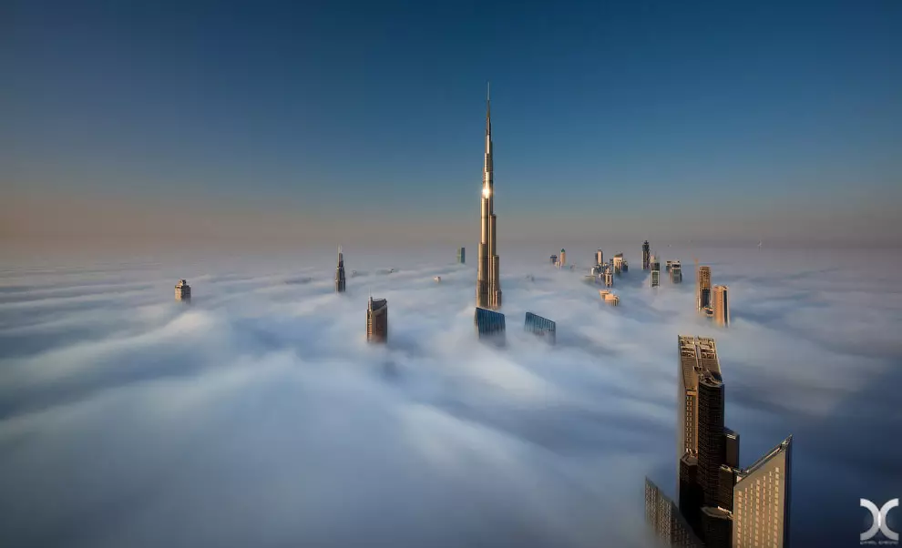 O rañaceos máis alto do mundo nadando nas nubes