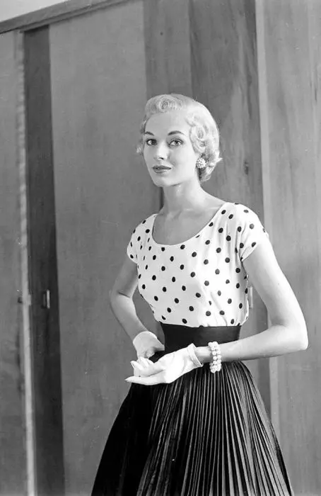 Retro-Charme: Elegante Frauen in Schwarz-Weiß-Werken Nina Lin (Nina Leen) 10212_16