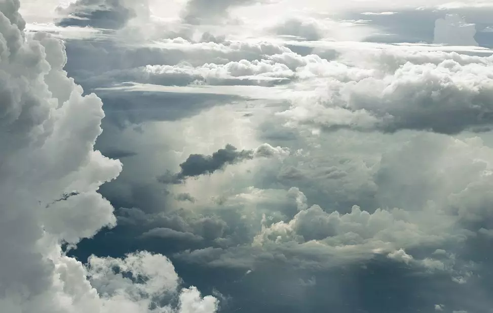 Foto's van wolke op 'n hoogte van 6,000 meter