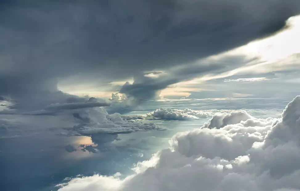 Foto's van wolke op 'n hoogte van 6,000 meter