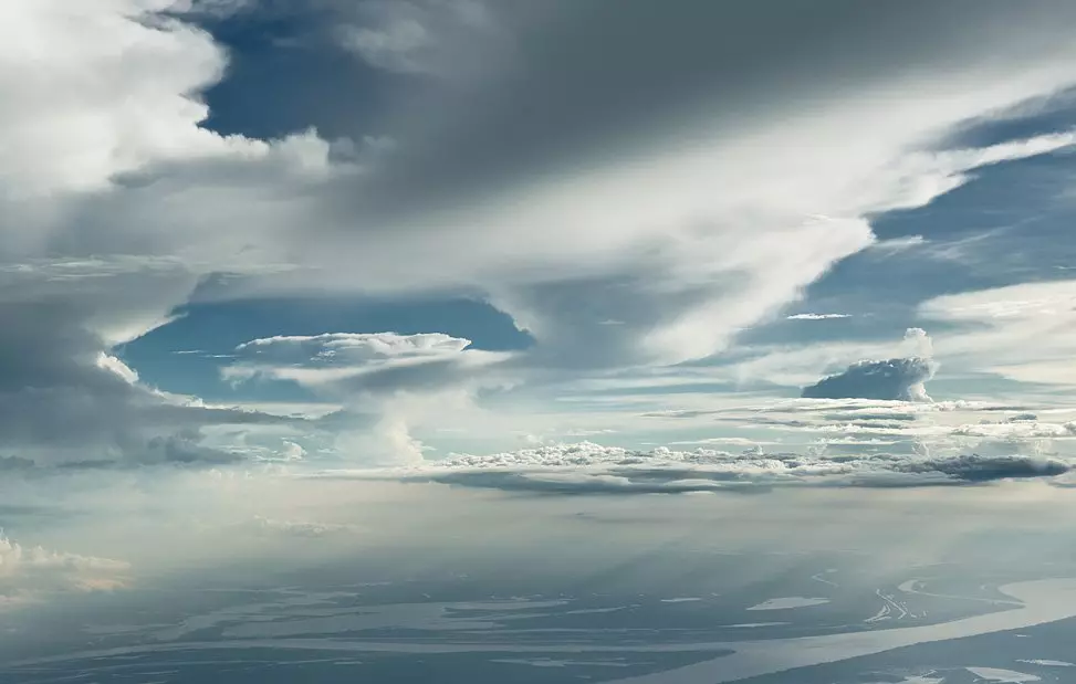 Foto's van wolke op 'n hoogte van 6,000 meter