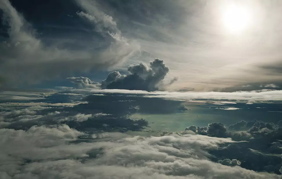 Foto's van wolke op 'n hoogte van 6,000 meter