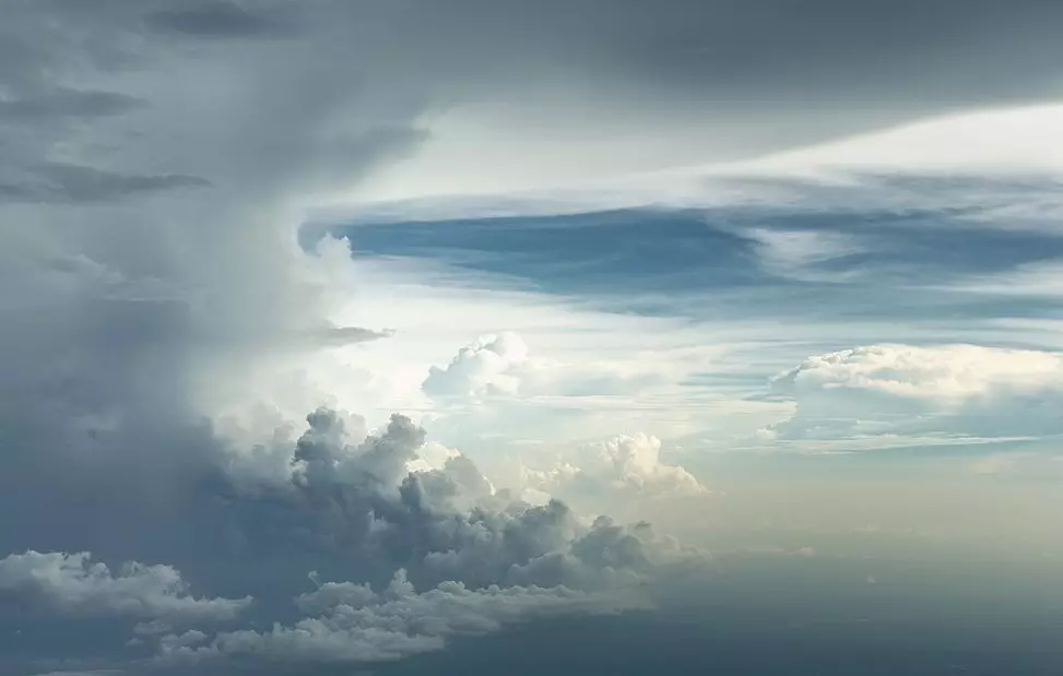 Foto's van wolke op 'n hoogte van 6,000 meter