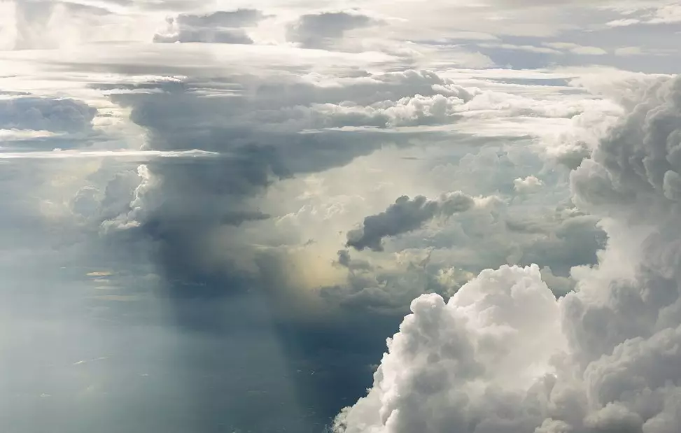 Foto's fan wolken op in hichte fan 6.000 meter