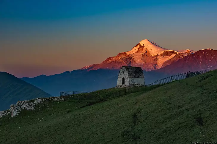 ພູມສັນຖານຂອງ Ingushetia, ຫ້ອງຮັບປະທານອາຫານພູດອຍ. ຮູບພາບຂອງ Timur Agirova 10305_1