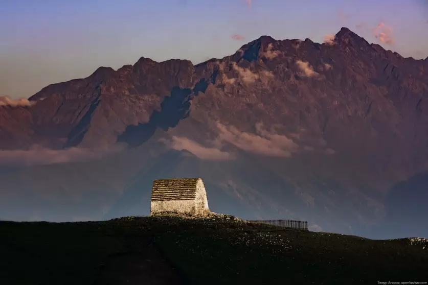 ພູມສັນຖານຂອງ Ingushetia, ຫ້ອງຮັບປະທານອາຫານພູດອຍ. ຮູບພາບຂອງ Timur Agirova 10305_17