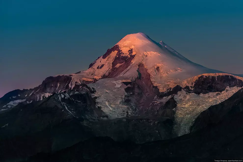 Kazbek ໃນຕອນເຊົ້າມືດ.