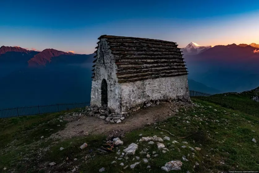 ພູມສັນຖານຂອງ Ingushetia, ຫ້ອງຮັບປະທານອາຫານພູດອຍ. ຮູບພາບຂອງ Timur Agirova 10305_7