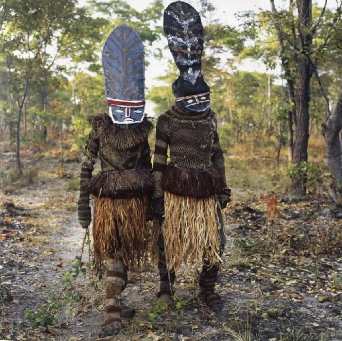 Fashion wouj-etranj nan Afriken ... foto majik nan Phyllis Galembo (Phyllis Galmbo). 10645_9