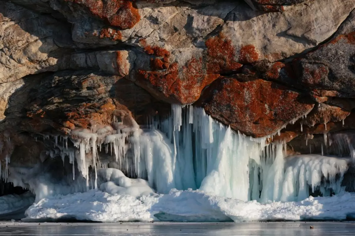 Nel regno del ghiaccio del Baikal ... Fotografo Dmitry Pitenin 10743_13