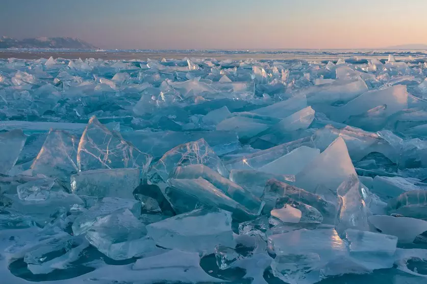 Nel regno del ghiaccio del Baikal ... Fotografo Dmitry Pitenin 10743_17