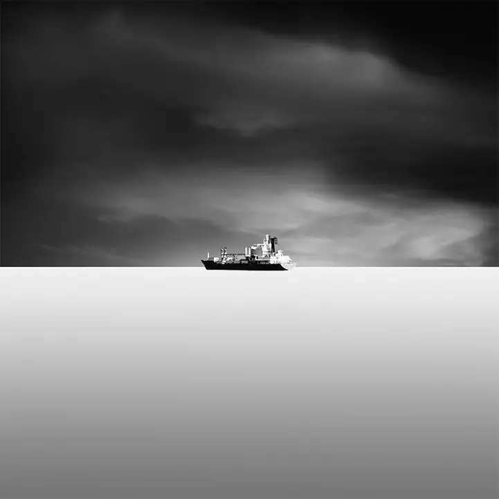 Friedliche und minimalistische ... Schwarz-Weiß-Fotos auf dem langen Auszug von Vasilis Tangulis (Vassilis Tangoulis)