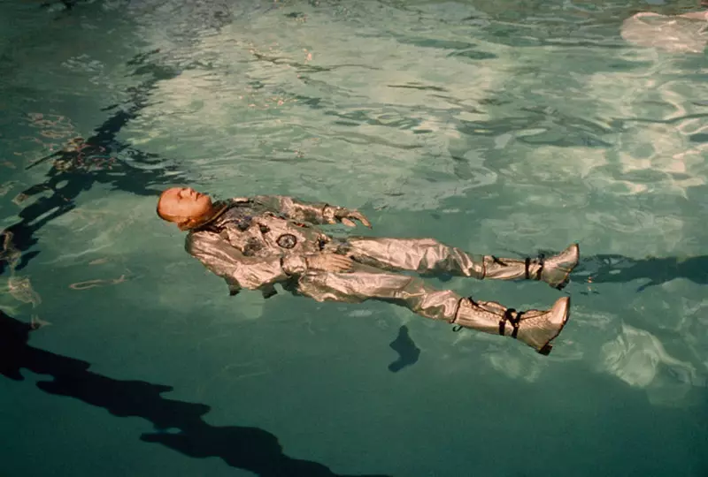 33. Nile Armstrong nada seguro na piscina, 1967 National Geographic, History, Nature, Photo