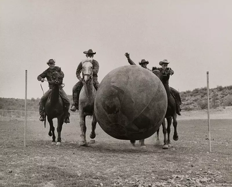 41. Arizona Cowboys ludas sportajn ludojn en sia libera tempo. Phoenix, 1955 Nacia Geografia, Historio, Naturo, Fotografio