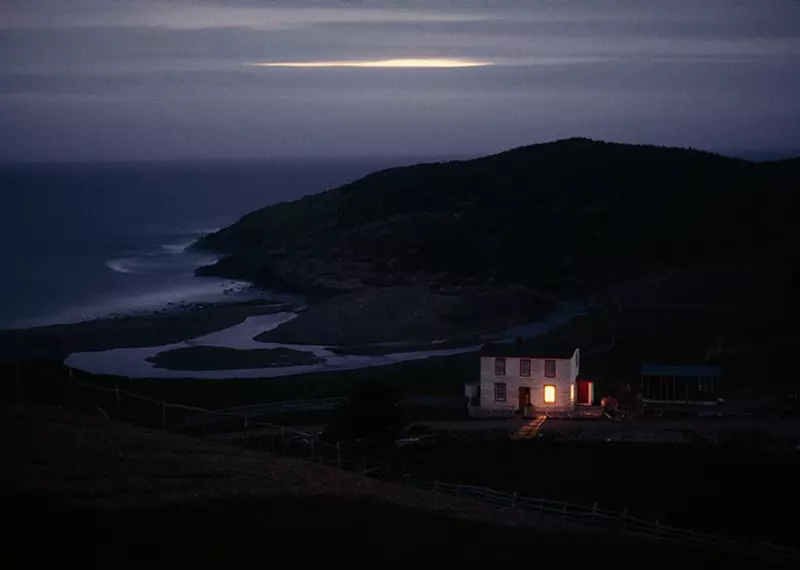 54. Kalastaja-erakko talo rauhallisessa satamassa Newfoundlandin kaupungissa. Kanada, 1974 kansallinen maantieteellinen, historia, luonto, valokuvaus