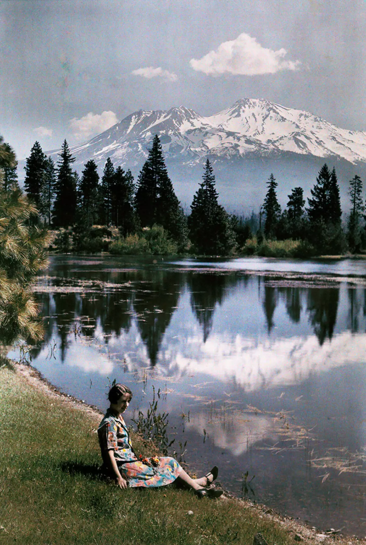 56. Pigen sidder på bredden af ​​søen på baggrund af de snedækkede bjerge. California, 1929 National Geographic, History, Nature, Photography