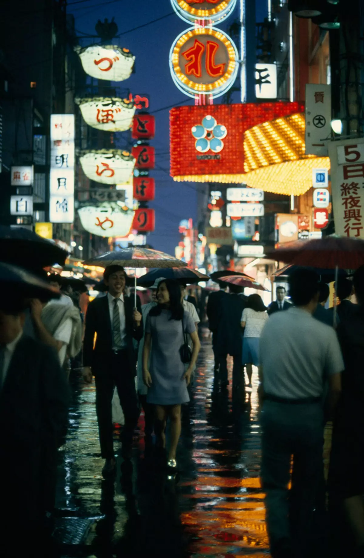 57. Mga pedestrian sa Dotombori Street sa Osaka. Ang Japan, Marso 1970 National Geographic, Kasaysayan, Kinaiyahan, Potograpiya