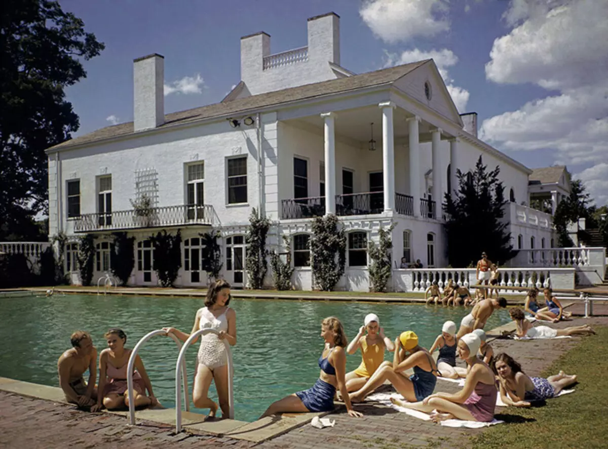 68. Persoas de sol pola piscina en Charlotte. Carolina do Norte, 1941 National Geographic, History, Natural, Fotografía