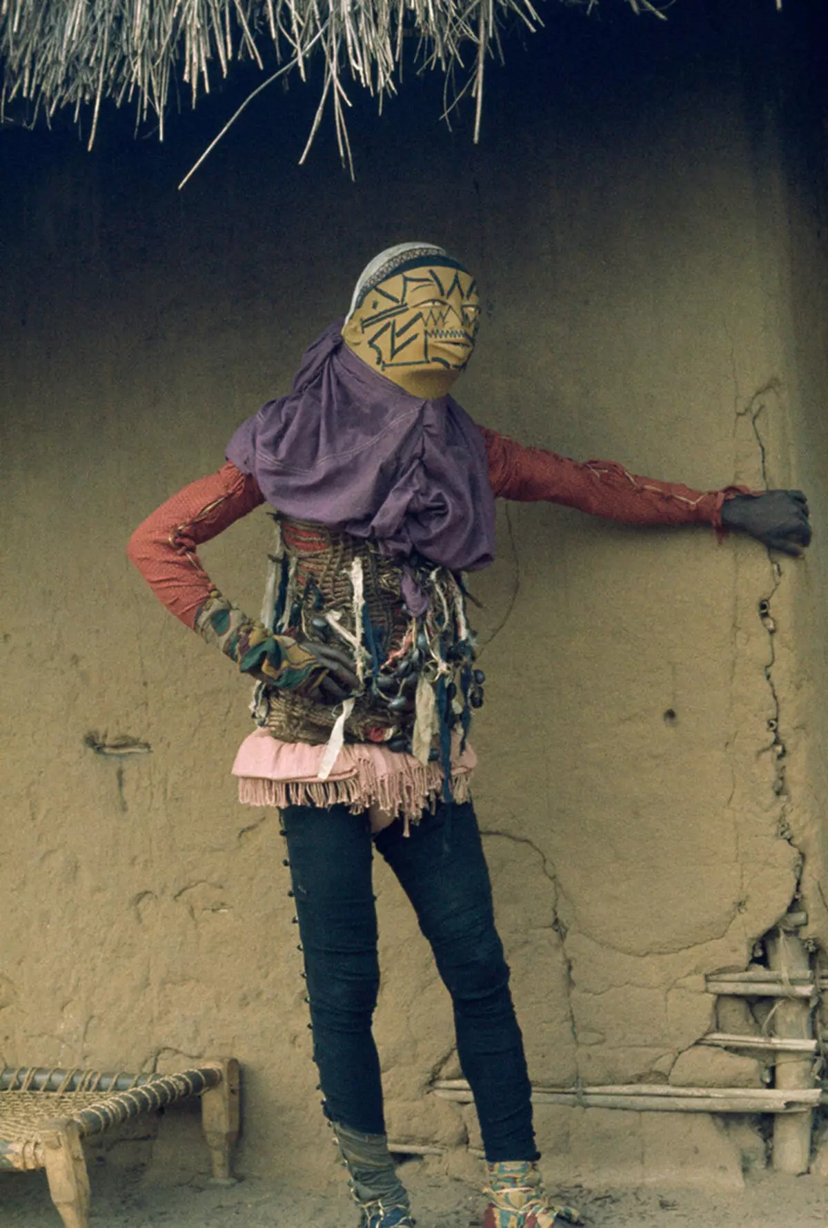 71. Dancer Mapic di kincê de ji xerabiyê kesayet dike, ji temaşevanan re veşartî. Mozambîk, 1964 Geografiya Neteweyî, Dîrok, Nature, Photography