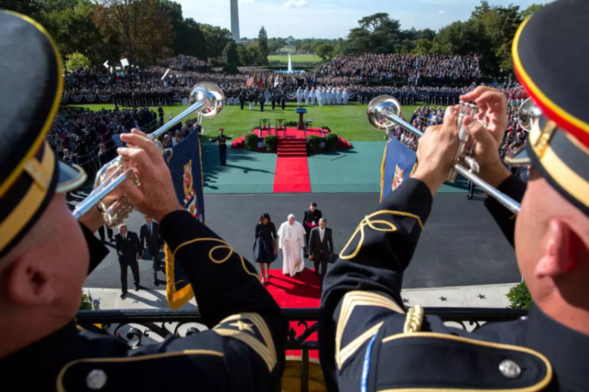 Awọn fọto ti o dara julọ ti Alakoso AMẸRIKA ati idile rẹ fun ọdun 2015. Fotogirafapher Peteza (Pete Souza) 11120_17