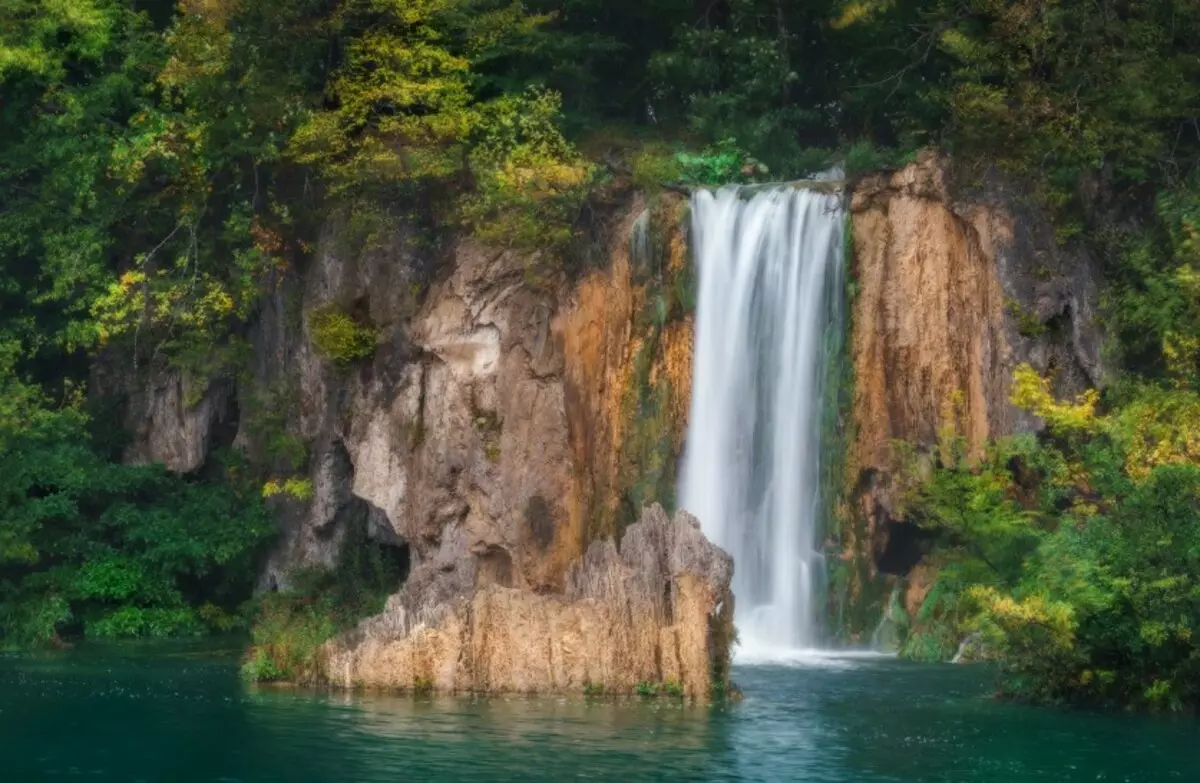 Mga matahum nga lanaw ug mga waterfalls, lasang ug mga bato gikan sa kasingkasing sa Croatia 11503_11