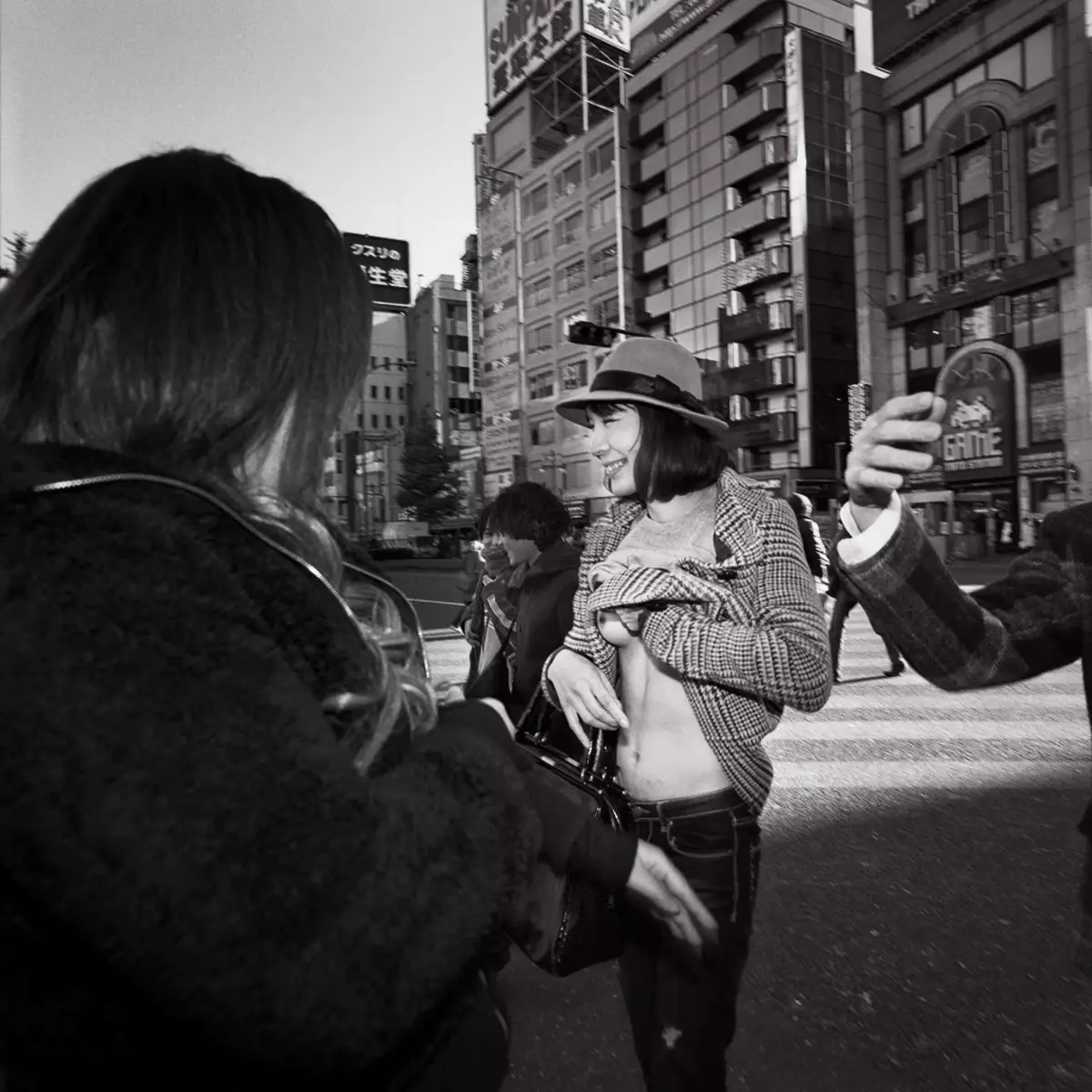 Japonès en fotografies socials d'Arimoto brillant