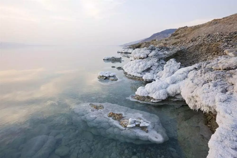 9. Laut Mati, Yordania. Laut mati bukan hanya satu dari badan air paling salin di planet-planet.