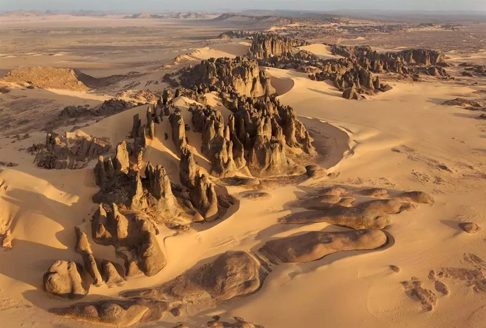 10. Tassili du Hoggar, ประเทศแอลจีเรีย ยอดเขาที่สวยงามของประติมากรรมหินธรรมชาติเกิดขึ้นภายใต้อิทธิพล