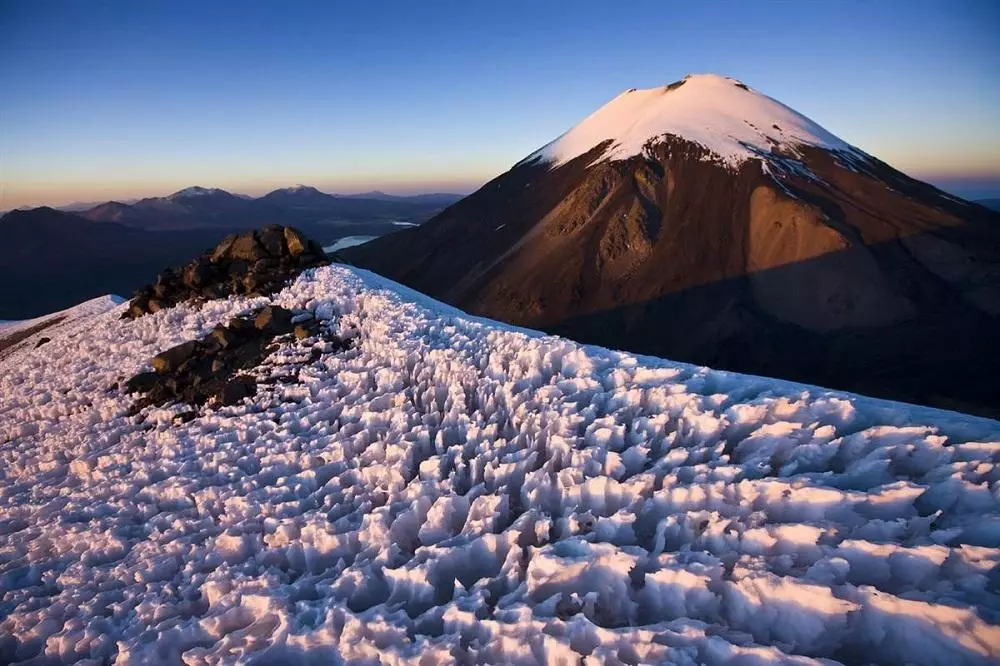 4. Vulcan ng Parinakit, Bolivia. Ang yelo ng naturang di-pangkaraniwang anyo ay nabuo nang higit sa lahat sa disyerto ng highland