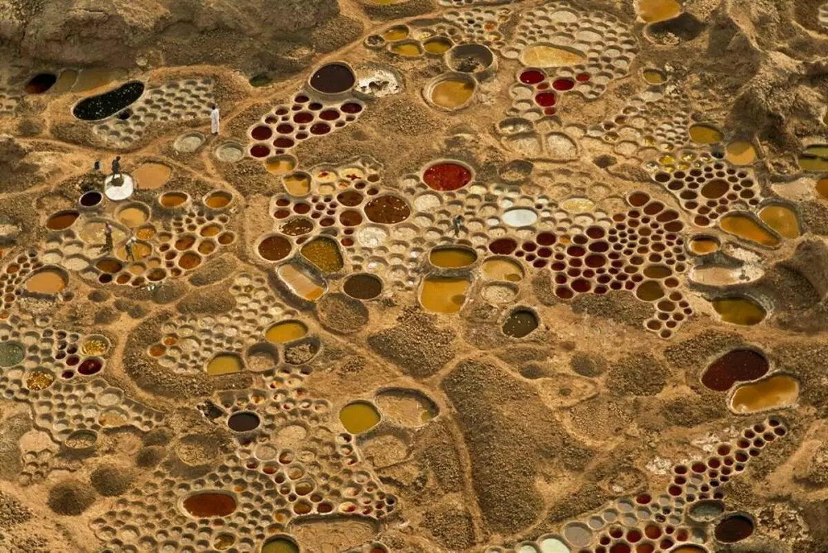 5. I-Tiegidda N'Tesum, Niger. Amachibi anamanzi anosawoti abukeka njenge-mosaic ebusweni behlane. Nisela