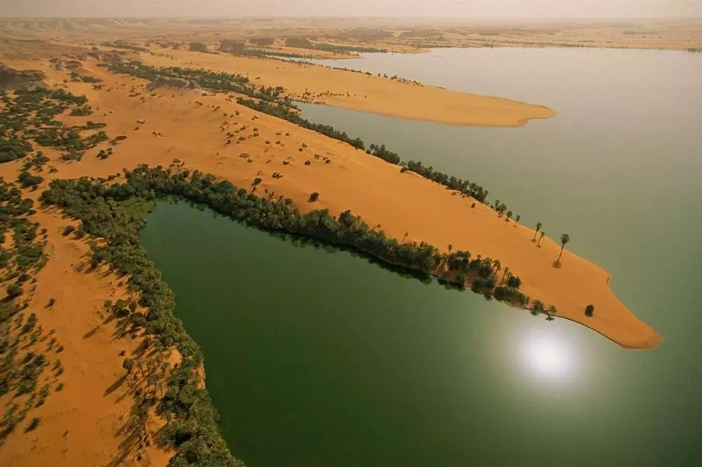 6. Unianga-Kebir, Chad. Ang gagmay nga mga payag nagkatibulaag sa Sandy Peninsula sa Lake Unianga-Kubir, mao nga