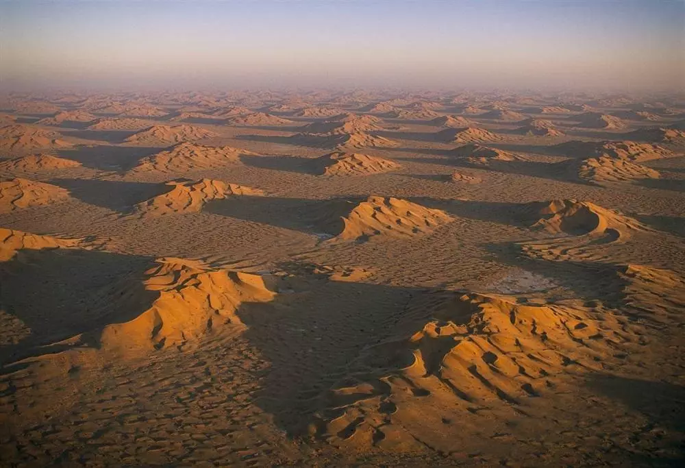 7. Rub-El Hali, Oman. Water van tyd tot tyd kom uit die berge en los in die sand. Bedouins is