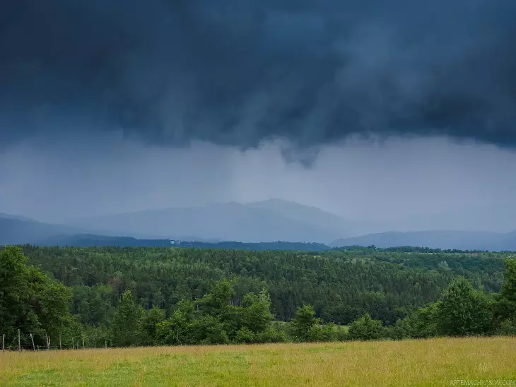 2. I bpolaitiúil, tá sé seo mar chuid den Rómáin. Ach ní raibh sé i gcónaí - sna Meánaoiseanna Transylvania