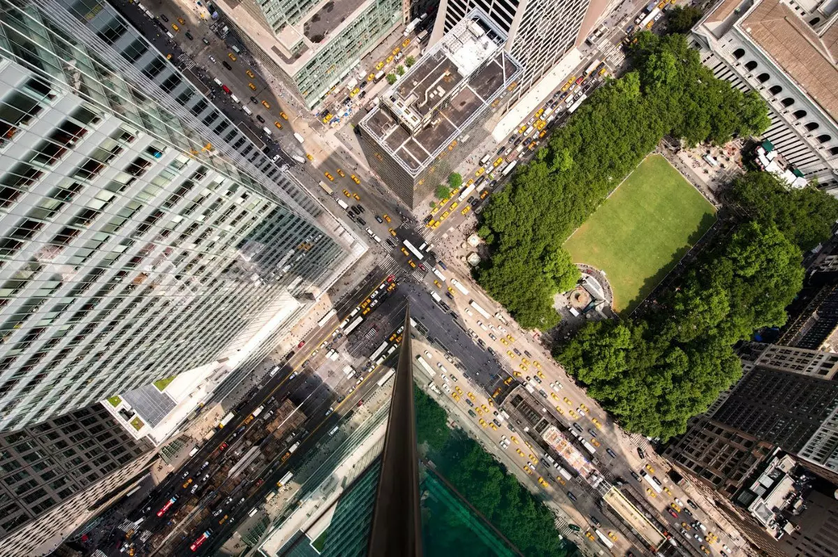 7. 42th Jou Street se youn nan lari yo biznis pi okipe nan Central Manhattan. Longè UL