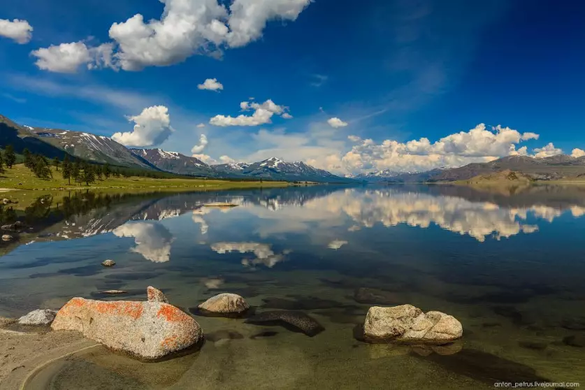 3. In the quiet state of the lake reflected snow-white clouds. On the water were visible circles from playing fish. ESL