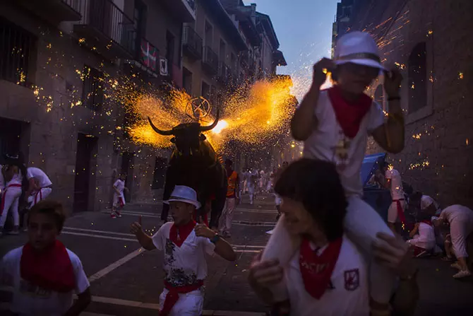 Dans la lentille des taureaux et du festival 