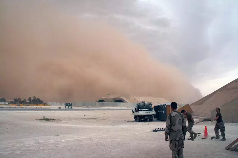 9. Kleiner Sandstaub, der einen starken Wind erhebt, in Earren, Augen, Nasopharynk, in leichtem