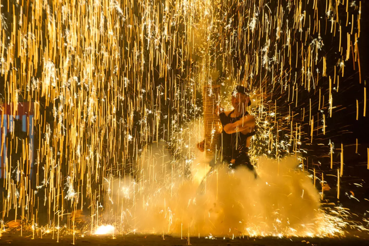 Peluncuran Fireworks yang indah dari Pipa Bambu